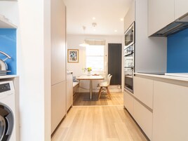 Um frigorífico, uma máquina de lavar louça, uma chaleira elétrica 