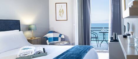 Frigobar, cofres nos quartos, escrivaninha