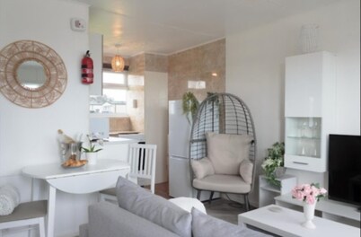 2 Bed Chalet Sleeps 4- Parking, Garden, Near Beach