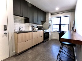 Suite 9, 1 Queen Bed | Opções para refeição no quarto