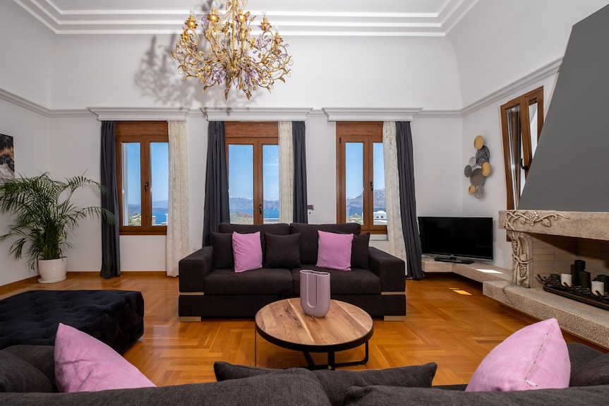 Romantic Cycladic Mansion With A Caldera View, Private Swimming Pool & Jaccuzi - サントリニ島