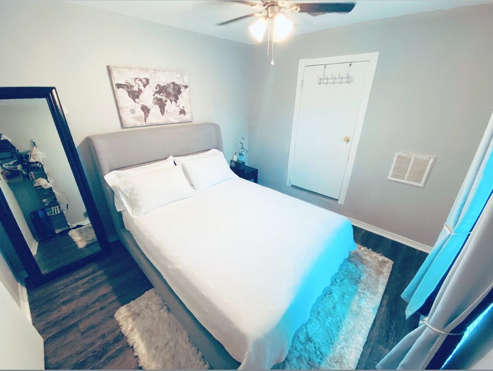 Hidden Gem W/fast Wifi & Free Parking - Houston, TX