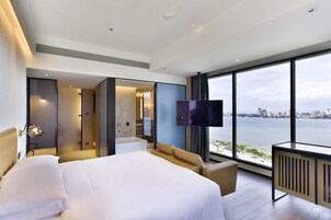 Quarto Premium, 1 cama king-size | Minibar, cofre no quarto, secretária 