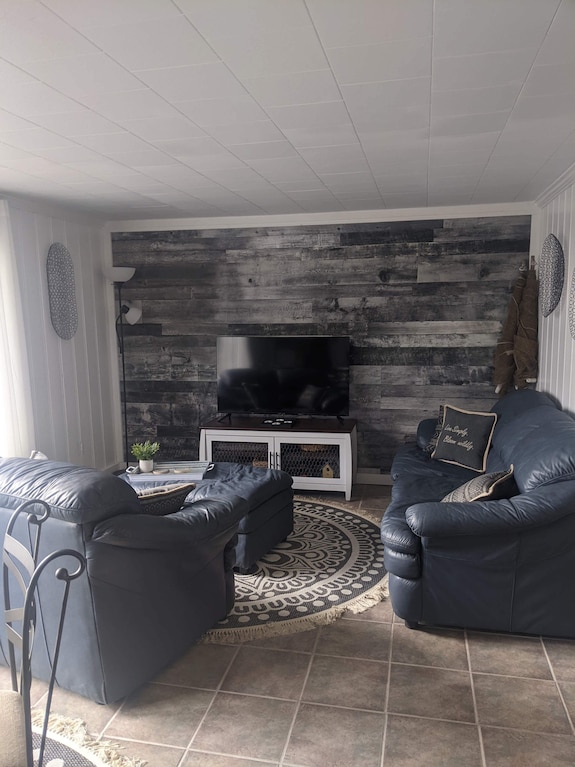 Cjs Lakehouse Is 1km To Point Pelee. Huge Yard, Firepit, Pets Welcome! - Leamington