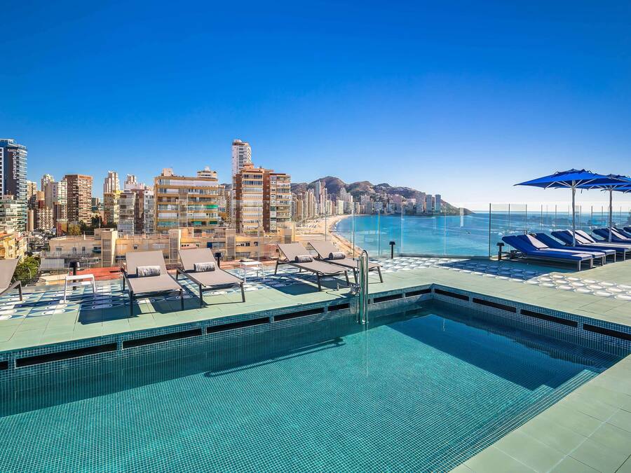 Piscina externa, guarda-sóis, espreguiçadeiras