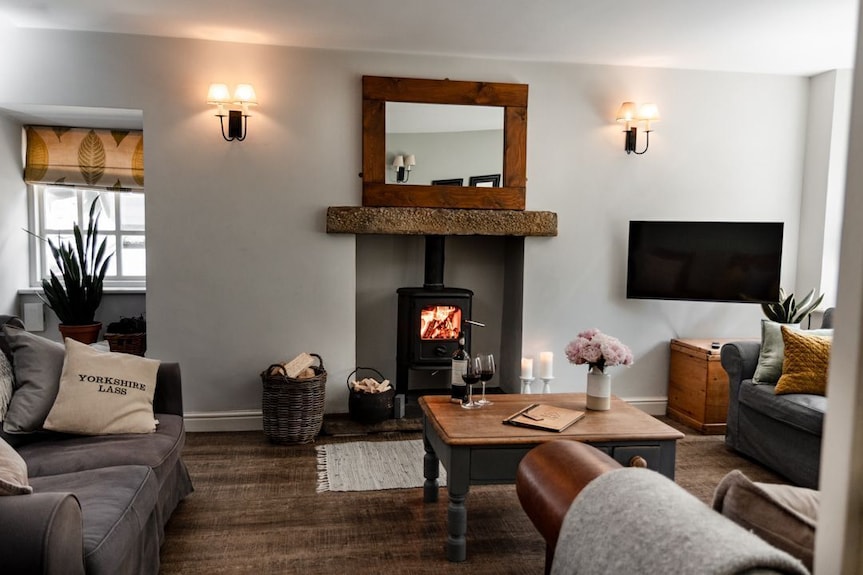 Bridge End Cottage - Riverside, Hot Tub, Sleeps 8 - セトル