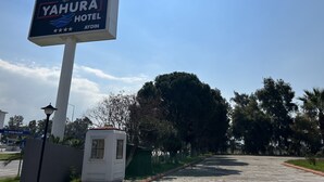 Placa do Hotel Yahura com um céu limpo ao fundo.