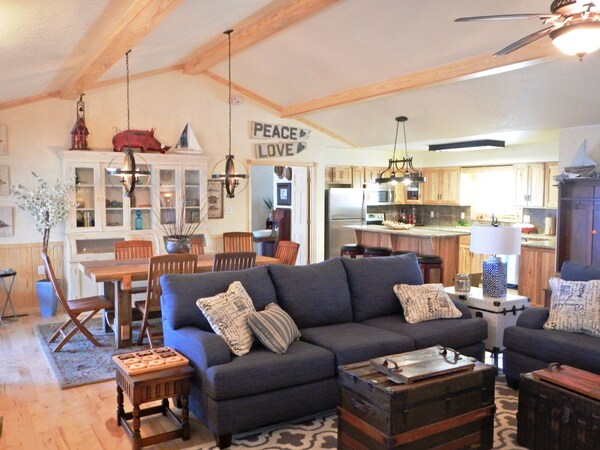 Lake View Three Bedroom, Three Bath Cottage With Private Hot Tub Overlooking Lake Ouachita. By Redawning - Arkansas