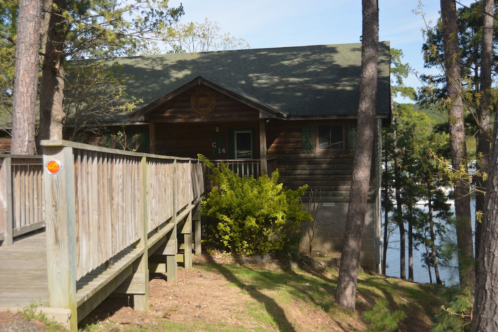 Two Bedroom, Two Bath, Log-sided, Luxury Harbor North Cottage Overlooking Lake Ouachita. By Redawning - Arkansas