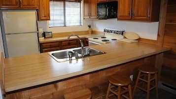 Condo, 3 quartos | Cozinha privada | Geladeira, fogão, cafeteira/chaleira, torradeira