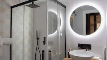 Quarto casal standard, 1 cama King e sofá-cama (King bed) | Banheiro | Chuveiro, chuveiro com efeito de chuva, secador de cabelo