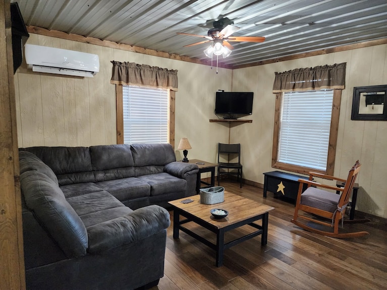 Beautiful Private Country Setting, 4 Miles To Little Patoka Boat Ramp. - Indiana