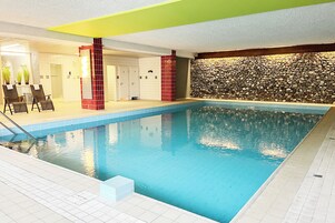 Piscina interior, da(s) 10:00 à(s) 22:00, espreguiçadeiras 