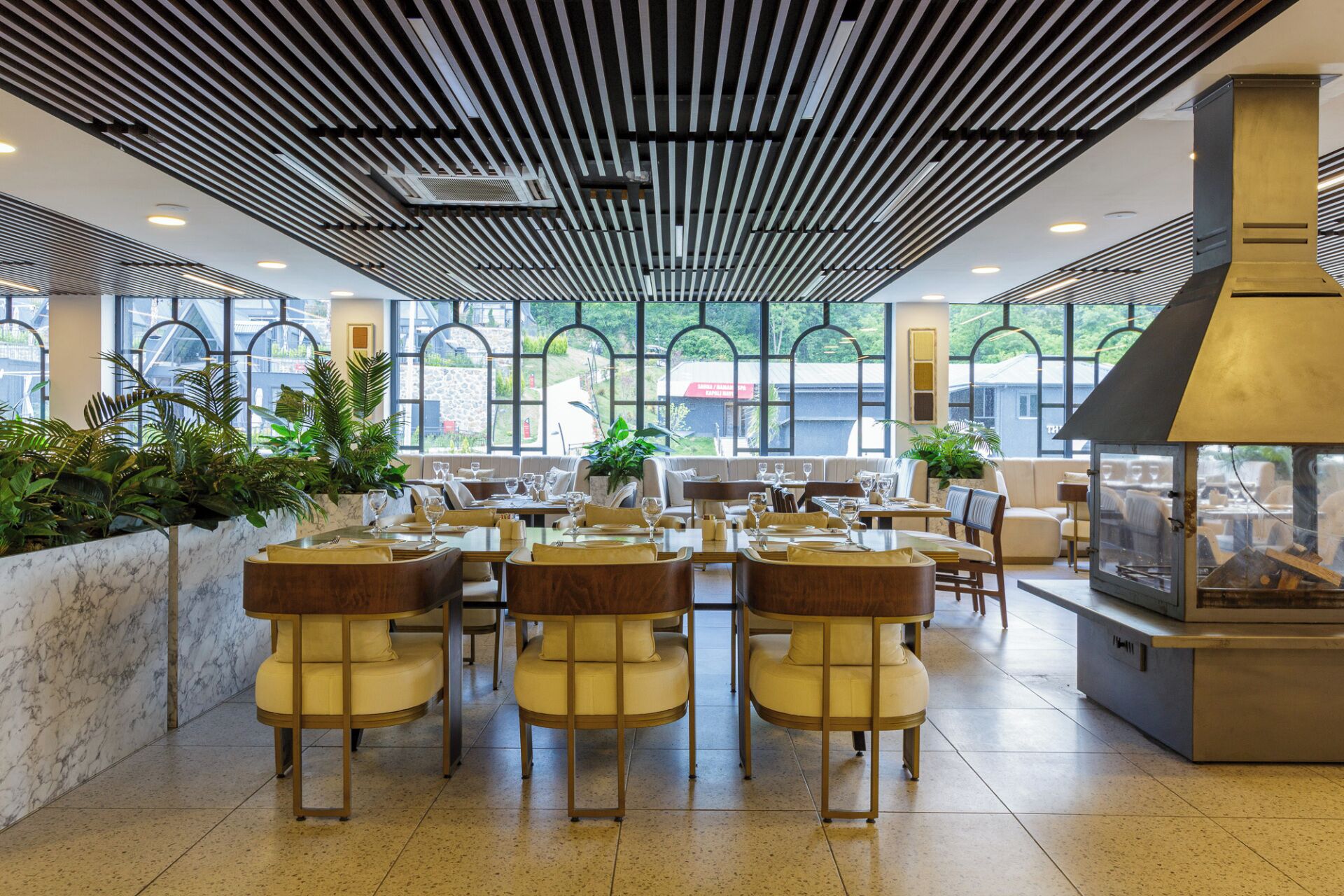 2 restaurantes: opção de café da manhã e jantar