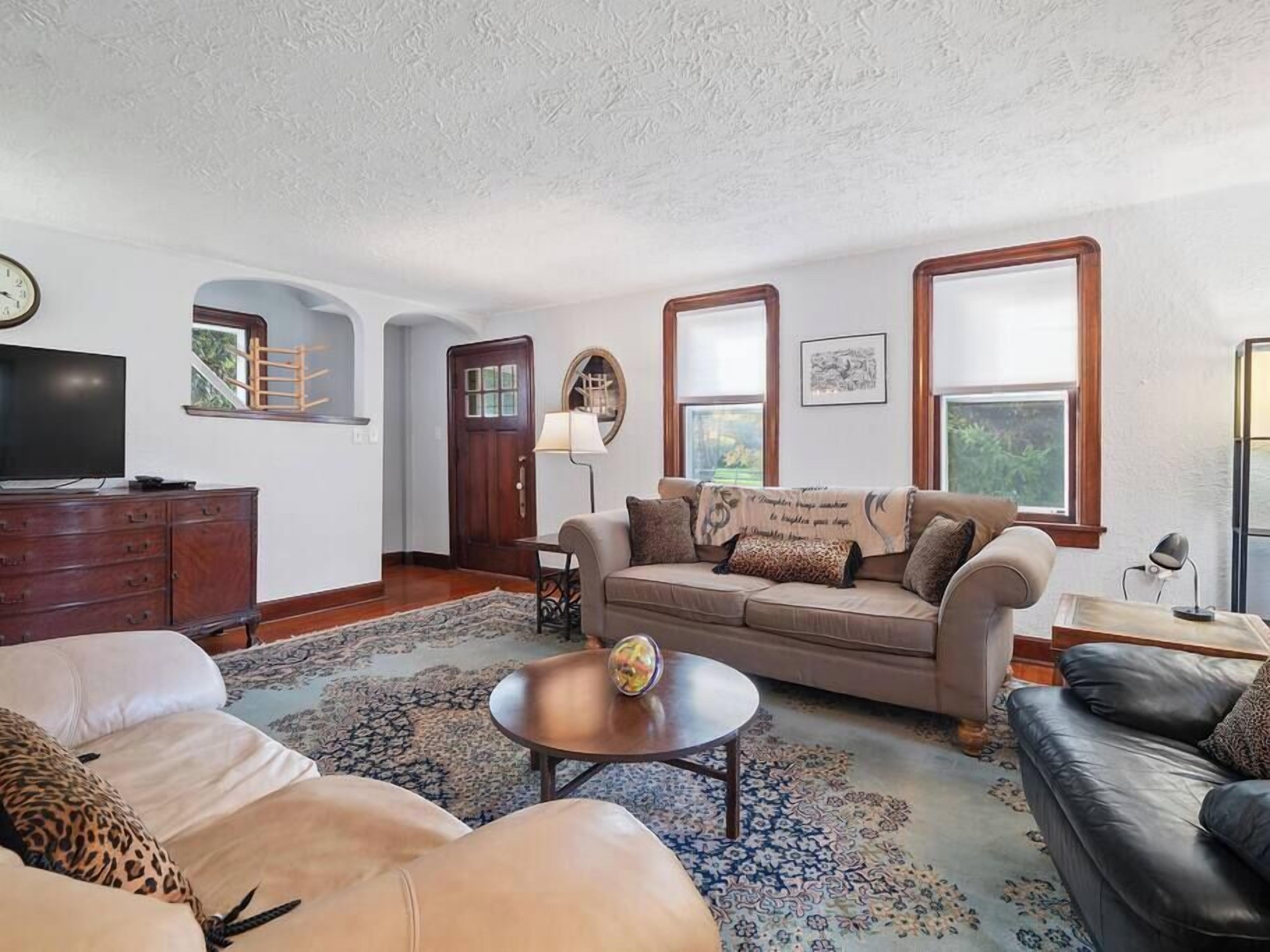 Willow Woods Retreat - Farmhouse - Patio & Nature - Willoughby, OH