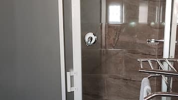 Quarto casal executivo, 6 quartos | Banheiro | Chuveiro com efeito de chuva, toalhas de banho, sabonete, shampoo