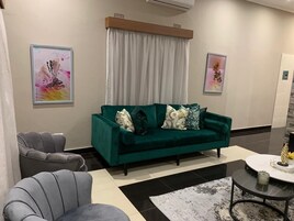 Quarto Duplo Executivo, 6 quartos | Sala de estar