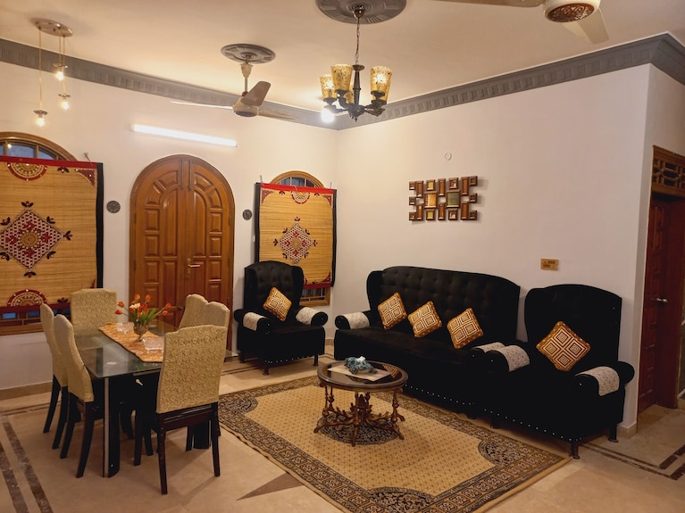 6 - 8 Guests 3 Bedrooms 3 Beds 4 Baths. - Karāchi