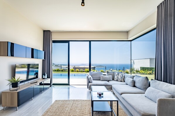 Vila luxo | Área de estar | Smart TV 43 polegadas com canais via satélite, TV