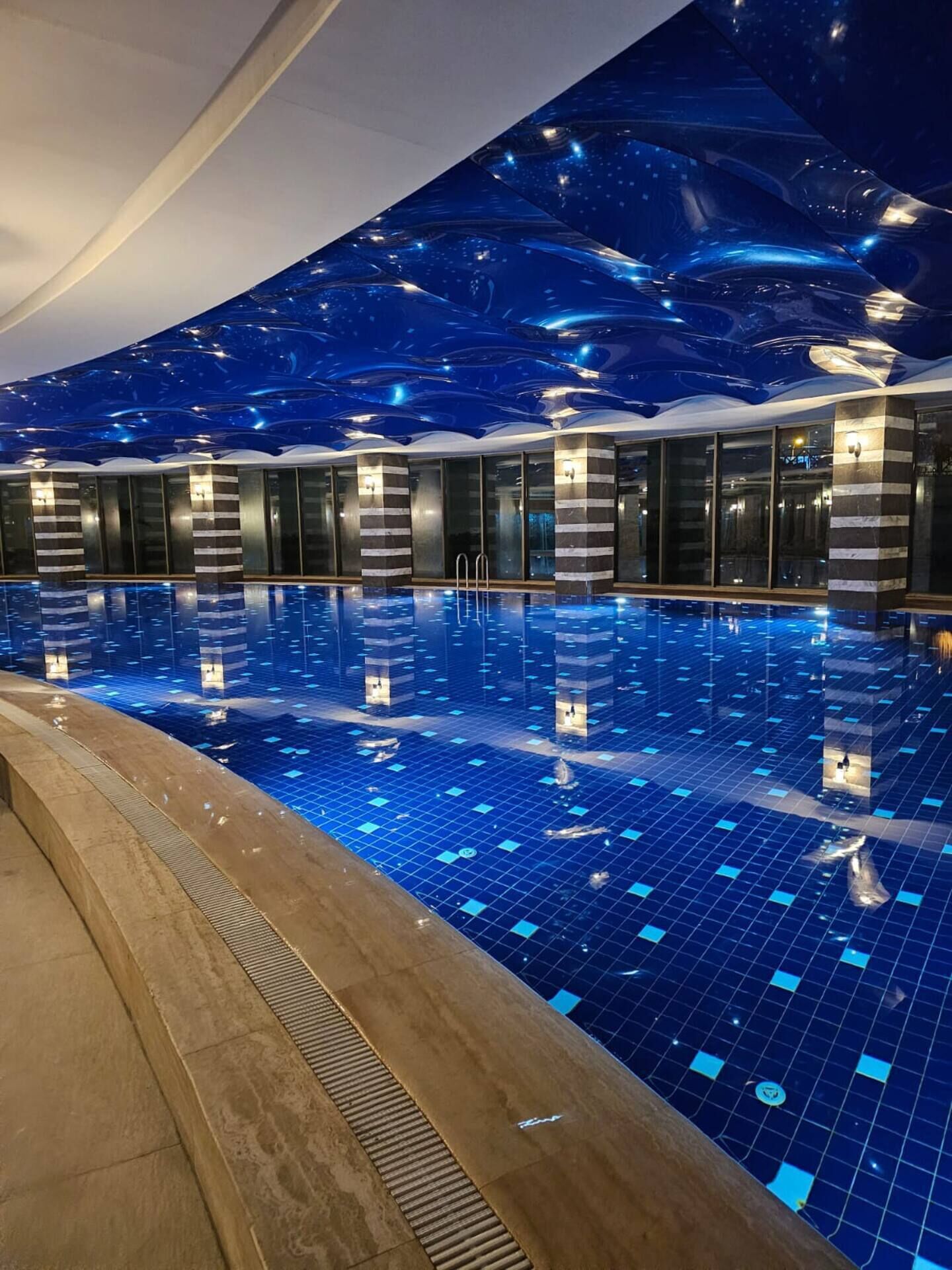 Piscina interna, piscina externa sazonal