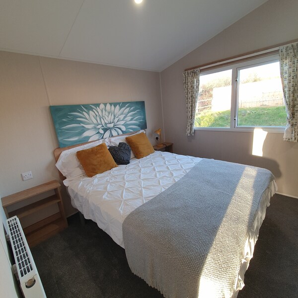 Saundersfoot,  2 Bed Caravan, Play Area.  Parking 2 Cars\non Site Bar/games Room, - Carmarthenshire