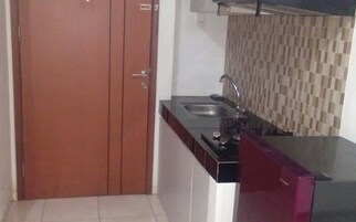 Minifrigorífico, uma placa de cozinha, uma cafeteira/bule 