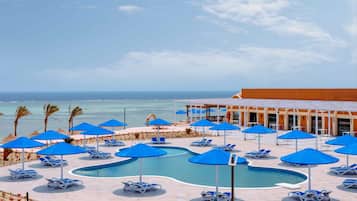 15 piscinas exteriores, guarda-sóis, espreguiçadeiras