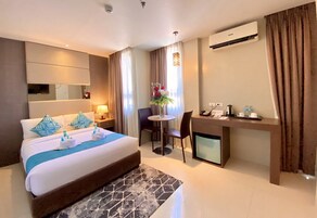 Quarto Duplo Premier | Roupa de alta qualidade, cofre no quarto, secretária