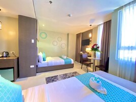 Quarto triplo premier | Roupas de cama premium, cofres nos quartos, escrivaninha