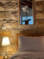 1 quarto, minibar, com decoração personalizada 