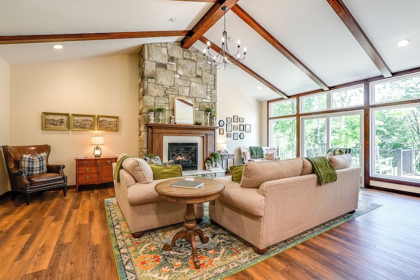 Lakes, Waterfall, Basketball Court: Family Getaway 5-7 Bedrooms - Ohio