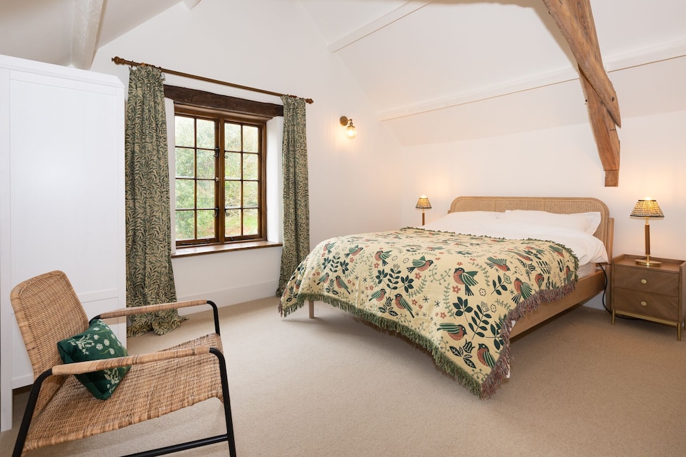 Peaceful Devon hideaway with wood fired hot tub and great pubs ...