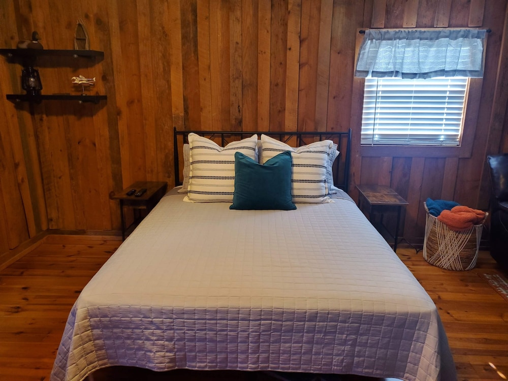 Hooked On A Feeling — Fishing Cabin - Beaver Lake, Rising Fawn