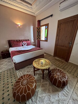 Quarto casal básico | Cofres nos quartos, Wi-Fi de cortesia, roupa de cama