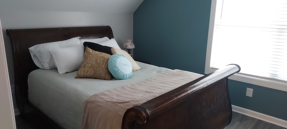 Eclectic Apartment- 2-4 Friends- Family Centered. Safe Neighborhood - Gloucester, VA