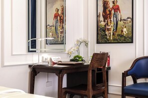 Quarto Deluxe, 2 camas individuais | Minibar, cofre no quarto, cortinas/cortinados opacos 