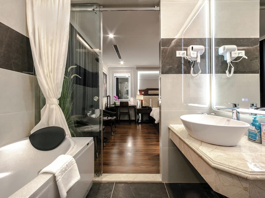 Premium Deluxe Twin | Banheiro | Produtos de toalete grátis, secador de cabelo, roupões de banho