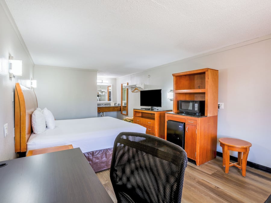 Quarto standard, 1 cama Queen, para não fumantes | Wi-Fi de cortesia, roupa de cama