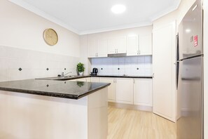 Apartamento Familiar | Cozinha privada | Um frigorífico/congelador grande, um micro-ondas, um forno