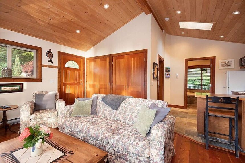 Caboose · Lovely 1-bedroom Ocean & Mountain Views Cottage - Bowen Island