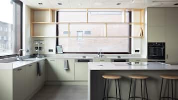 Um frigorífico, um micro-ondas, um forno, uma placa de cozinha