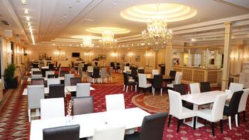 Pequeno-almoço tipo buffet diário (7 AZN por pessoa)