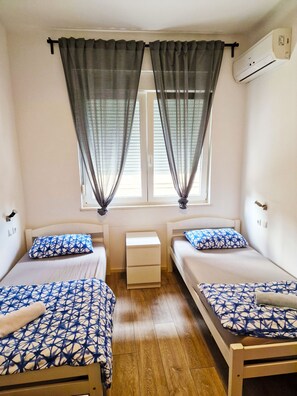 Quarto Twin, não fumadores, casa de banho partilhada | Secretária, secretária adequada para computadores portáteis 