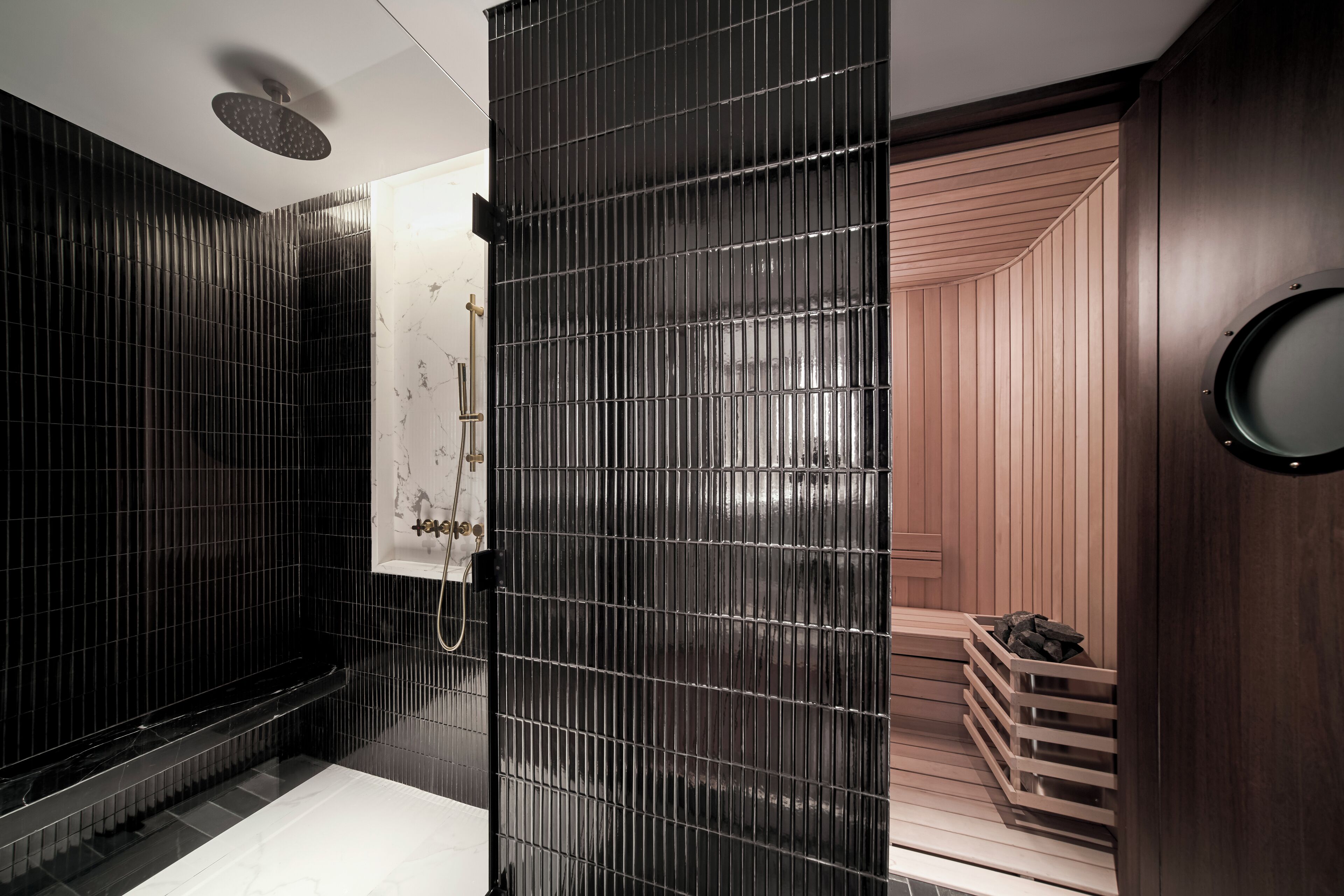 Chuveiro com efeito de chuva, produtos de toalete grátis