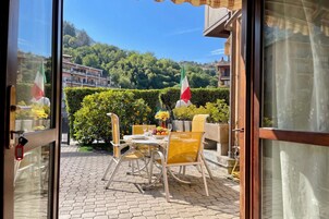 Apartamento Familiar, 2 quartos, micro-ondas, junto à montanha (Casa del Limone) | Refeições ao ar livre