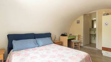 Quarto, 1 cama de casal | Secretária, Wi-fi grátis, roupa de cama fornecida