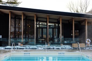 Piscina externa, guarda-sóis, espreguiçadeiras