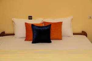 Quarto Club | Minibar com produtos grátis, com mobília individualizada, secretária 