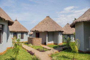 Frigobar (abastecido com alguns itens grátis), cofres nos quartos