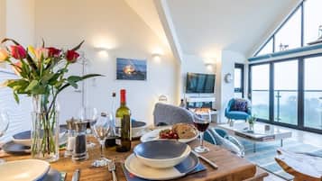 Apartamento, 2 camas Queen | Opções para refeição